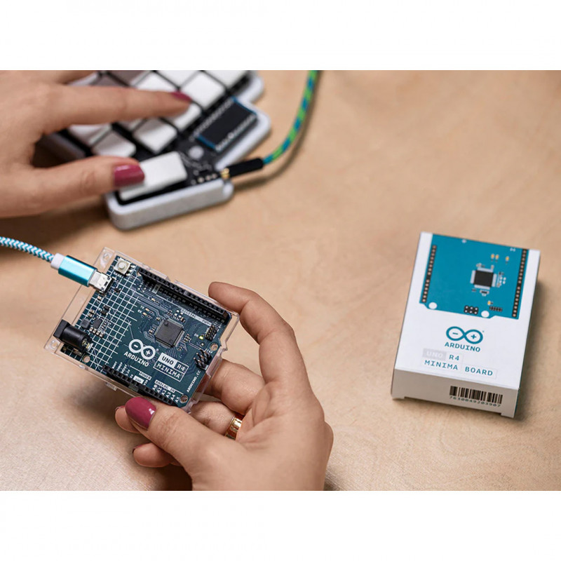 ARDUINO UNO R4 MINIMUM
